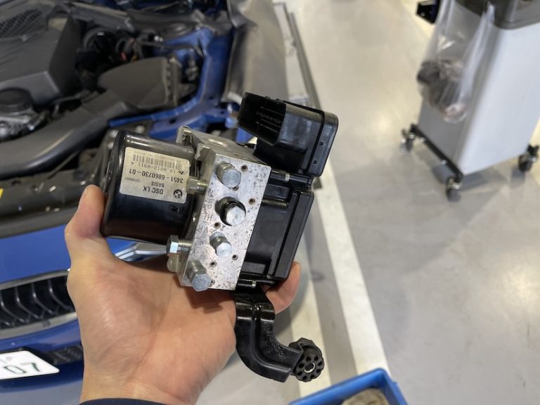 BMW F30 3シリーズABS修理｜ディーラーさんで1ヶ月待ちの末弊社にご相談 | ABS修理のお店Jスクエア